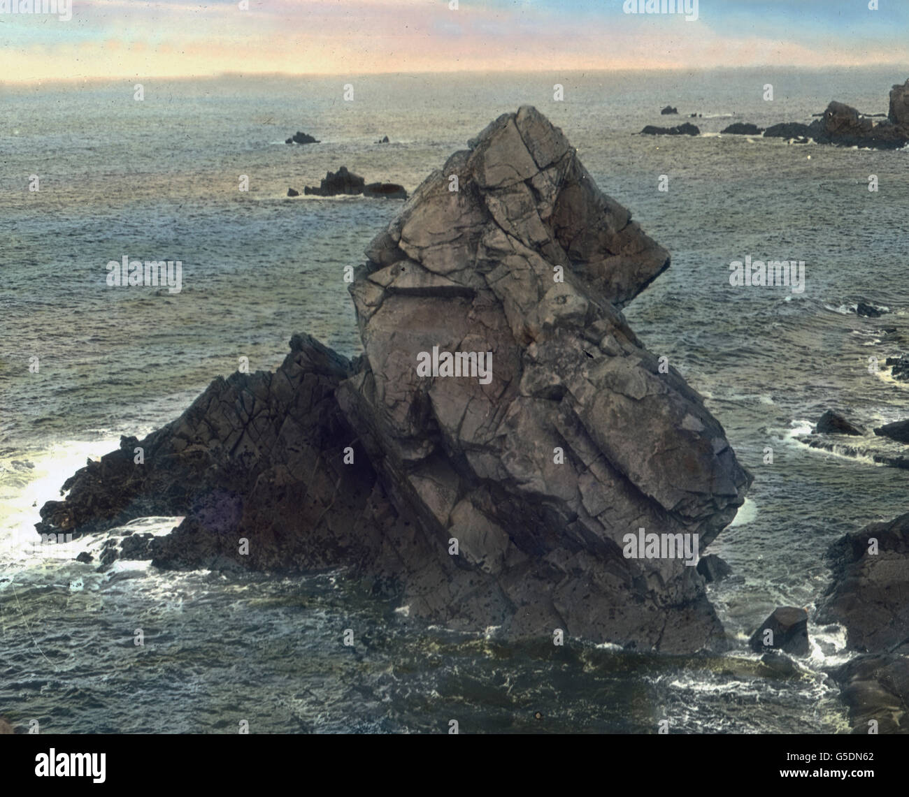 Der Felsen Primel im Meer der Landschaft Finistere. France, Primel ...