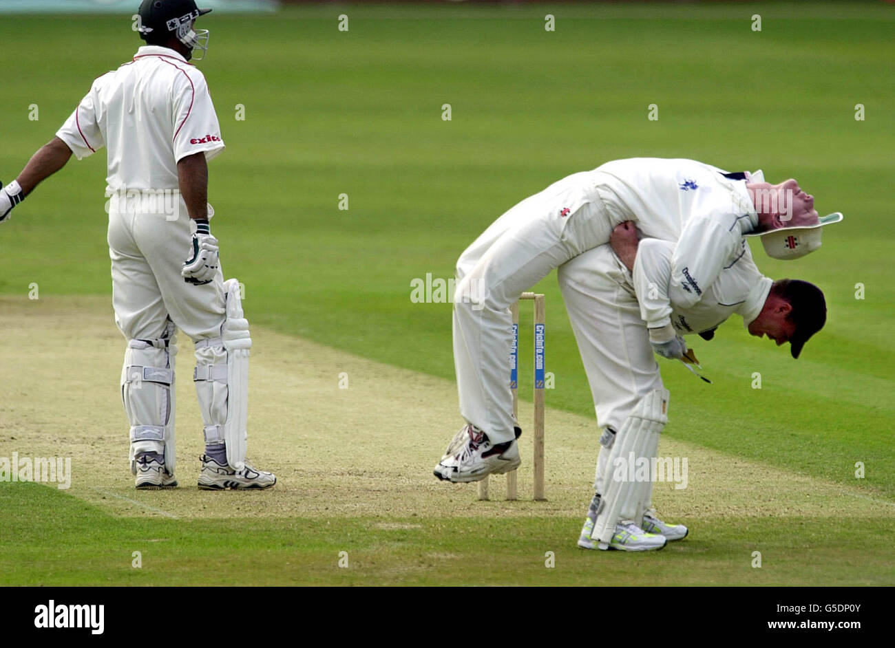 Kent's wicketkeeper Paul Nixon gives an exercise lift to James Hockley ...