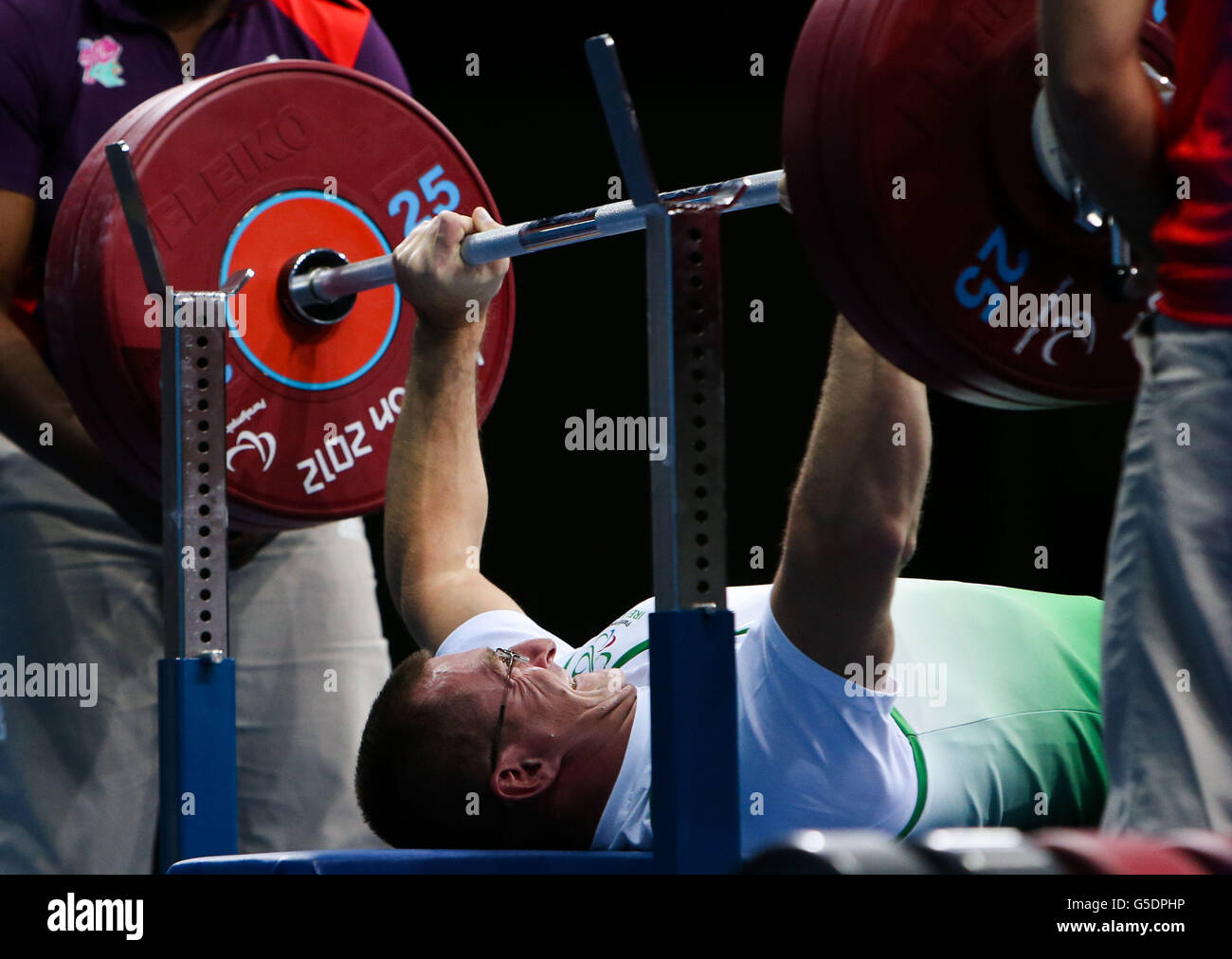 Paralympics powerlifting hi-res stock photography and images - Alamy