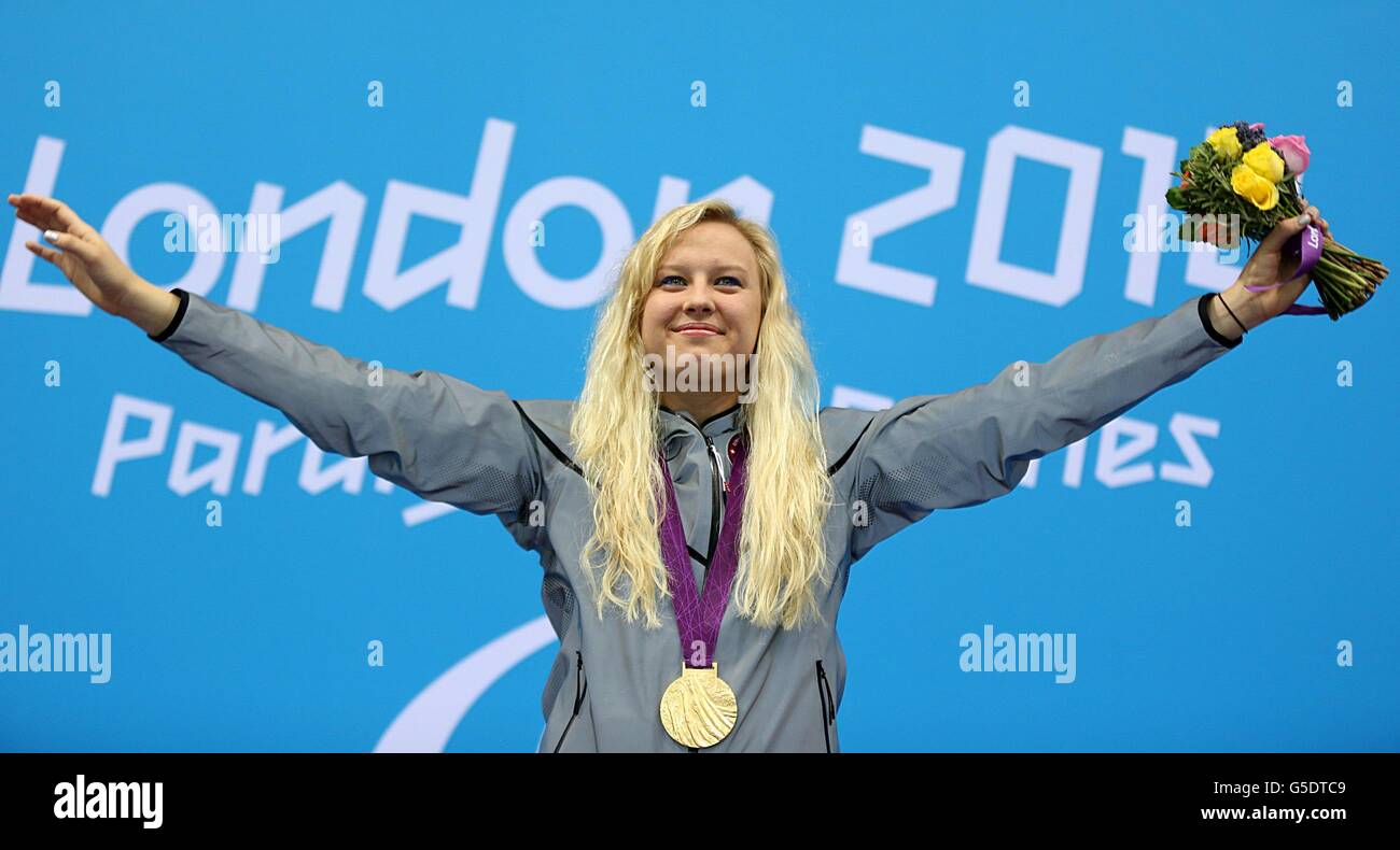 USA's Jessica Long celebrates with her Gold Medal after winning the ...