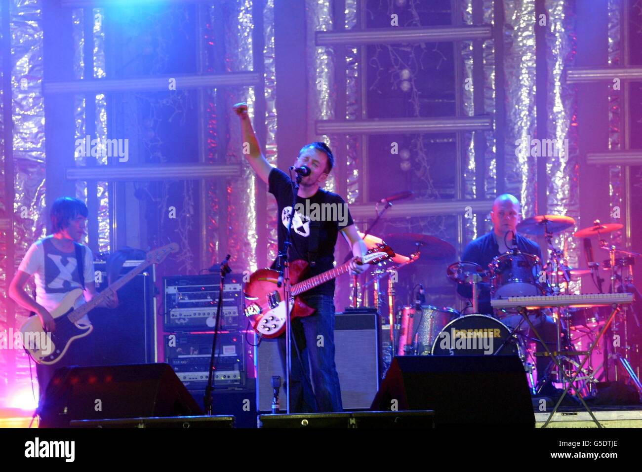 Lead singer thom yorke centre hi-res stock photography and images - Alamy