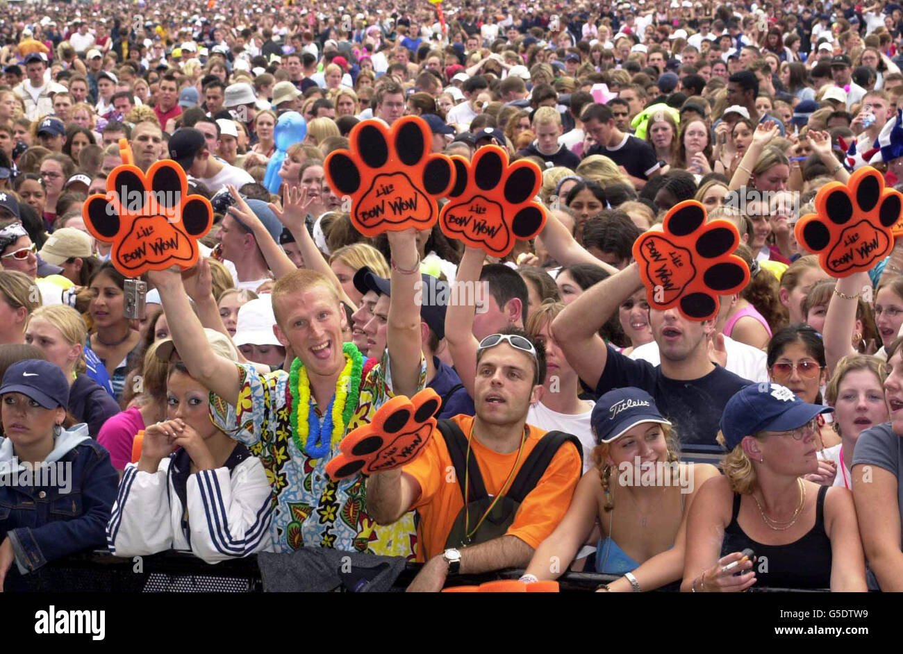 The crowd approximately 100 hi-res stock photography and images - Alamy