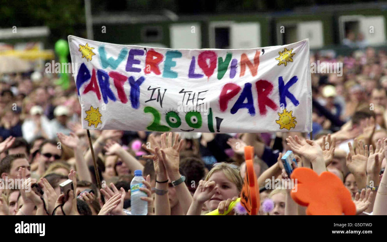 Party in the park crowd Stock Photo - Alamy