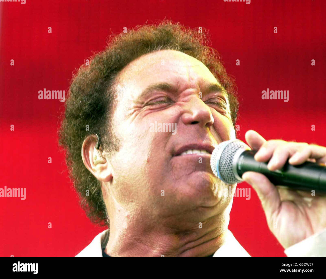 Celebrity music singing on stage microphone pitpg tom jones hi-res ...