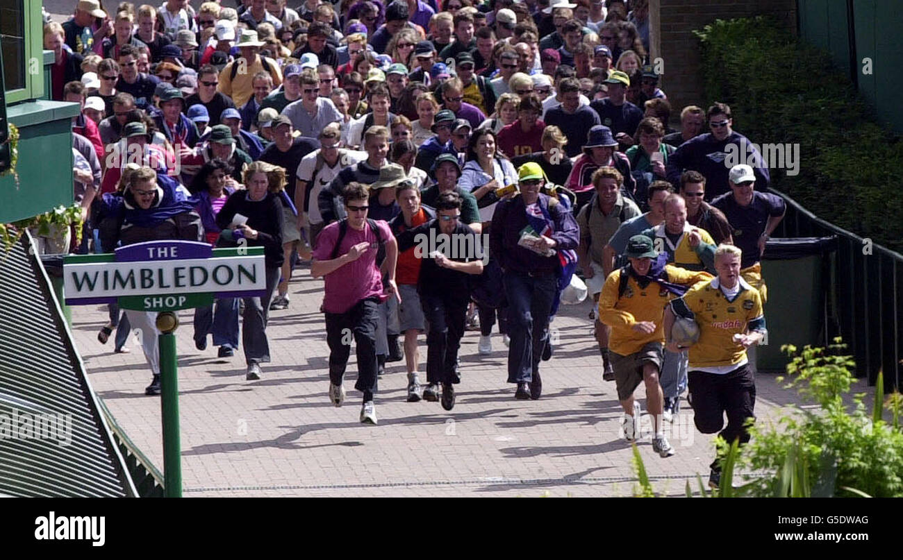 Wimbledon 2001 fans hi-res stock photography and images - Alamy