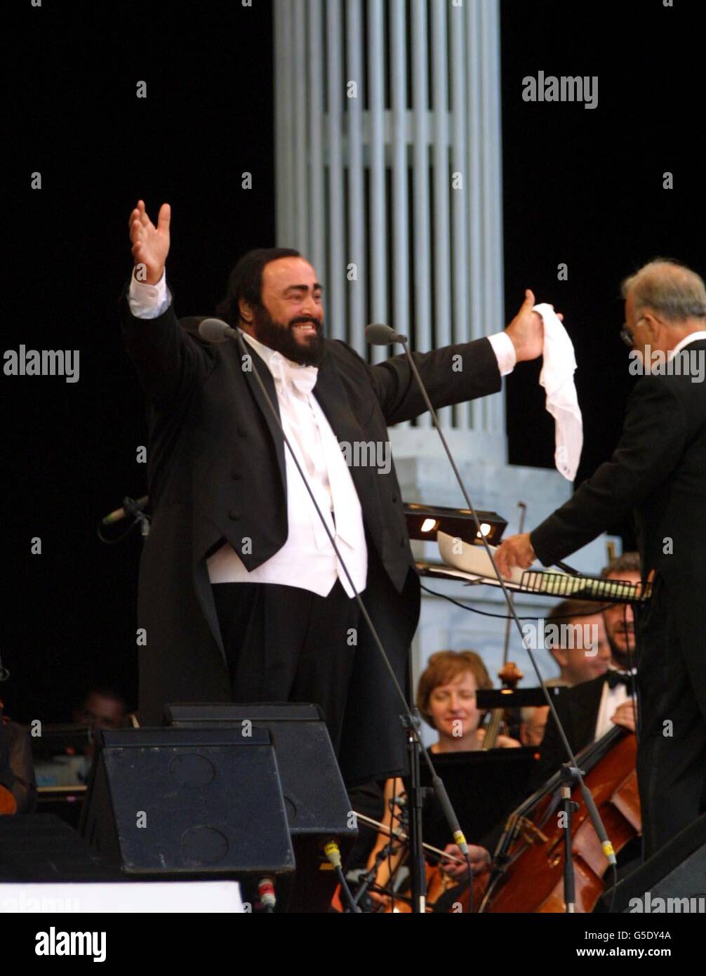 Pavarotti Singing Stock Photos & Pavarotti Singing Stock Images - Alamy