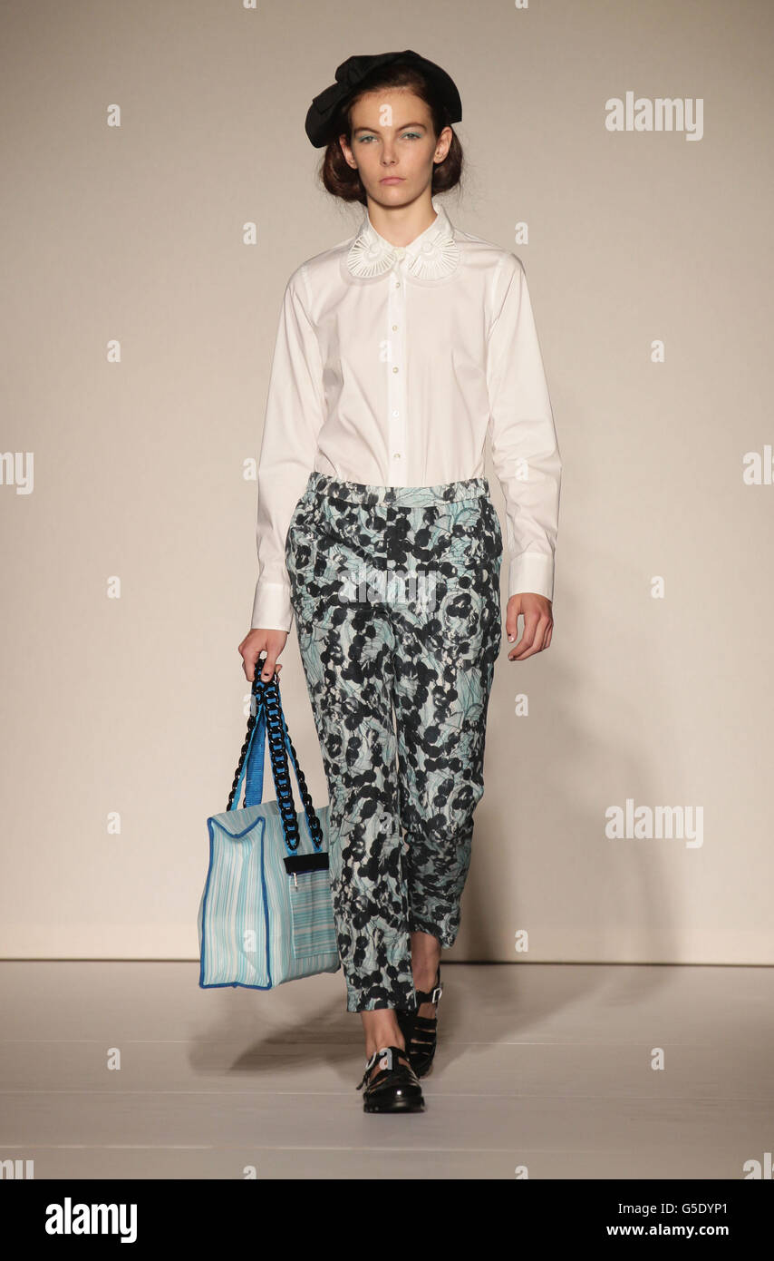 Clements Ribeiro Catwalk - London Fashion Week Stock Photo - Alamy