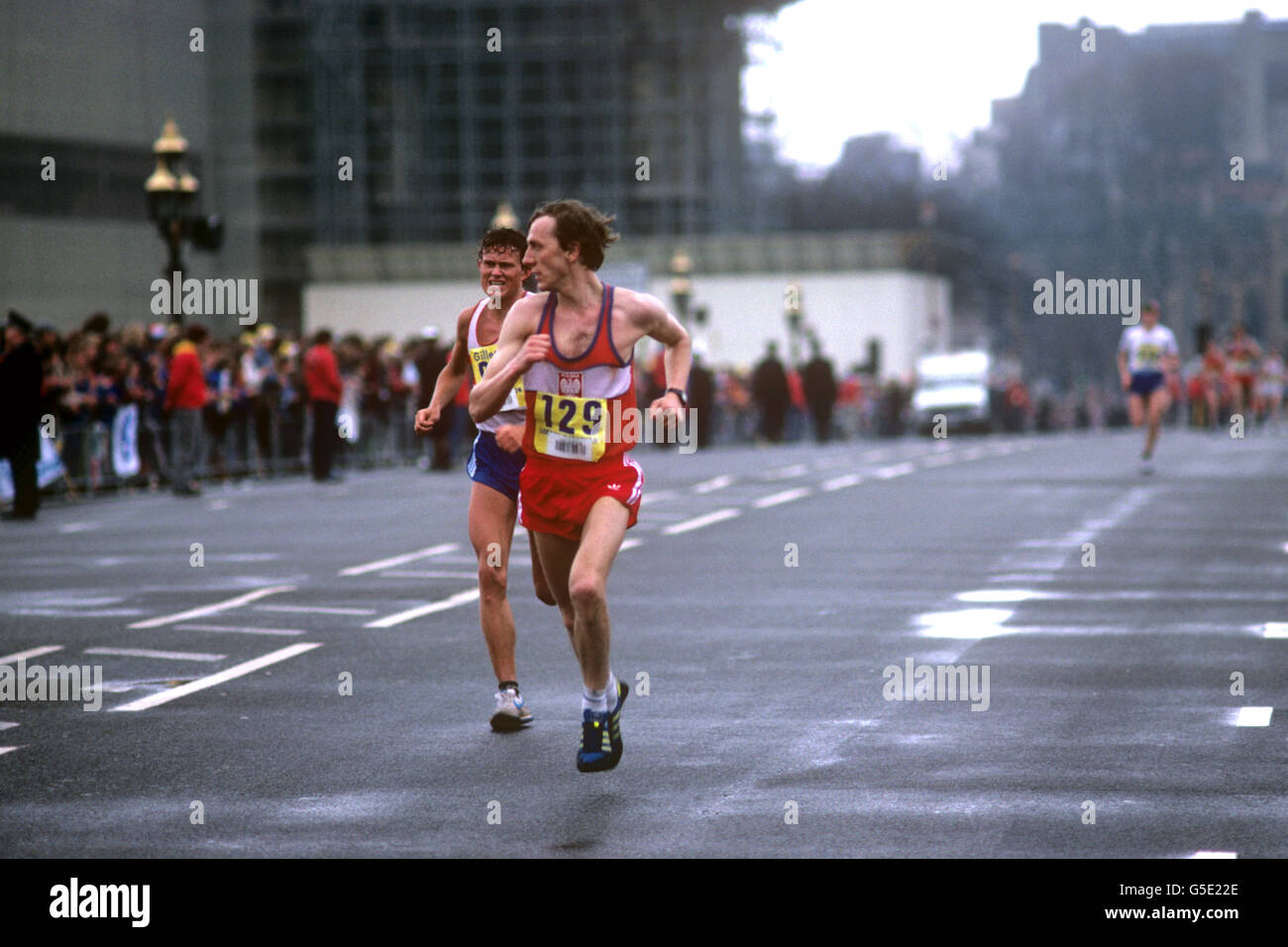 Running the 1983 gillette london marathon hi-res stock photography and ...