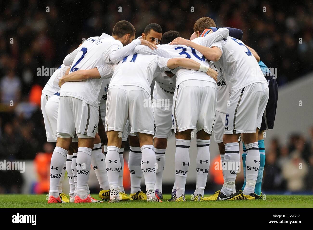 Tottenham hotspur team huddle before kick off hi-res stock photography ...