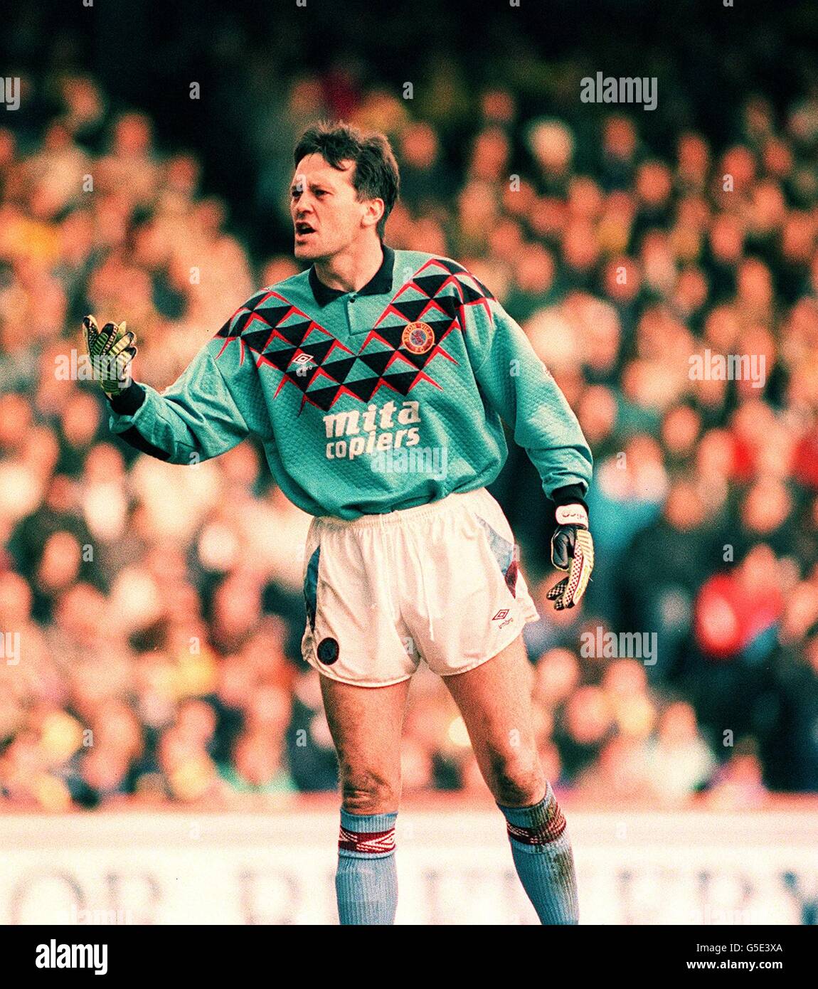 Manchester united goalkeeper les sealey hi-res stock photography and ...