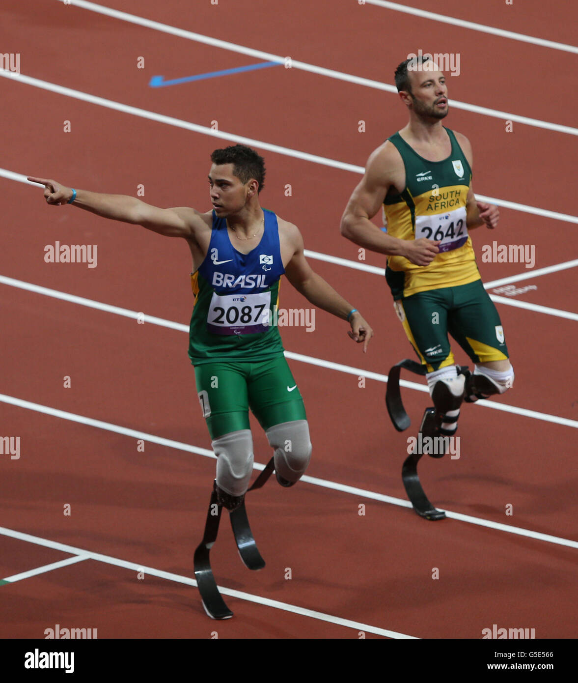 T44 final ahead south africas oscar pistorius right olympic stadium hi ...