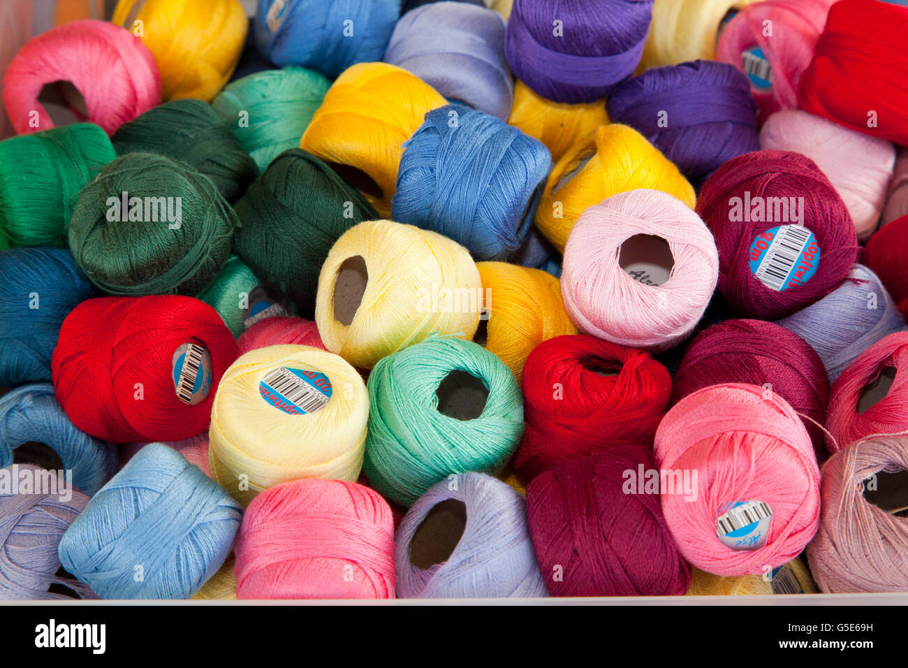 Different coloured spools hi-res stock photography and images - Alamy