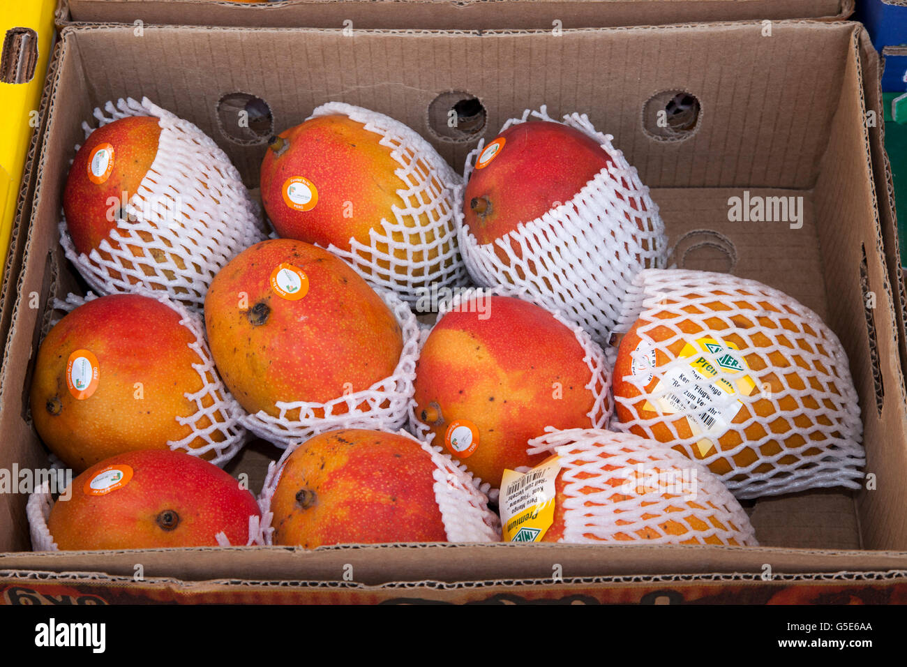 Mango box hi-res stock photography and images - Alamy