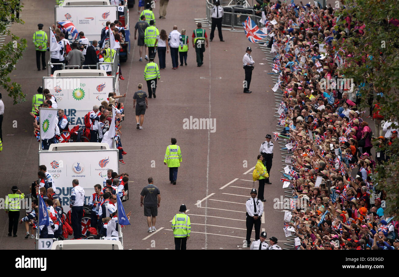 The crowd in The Mall cheer the floats passing by, during a parade ...