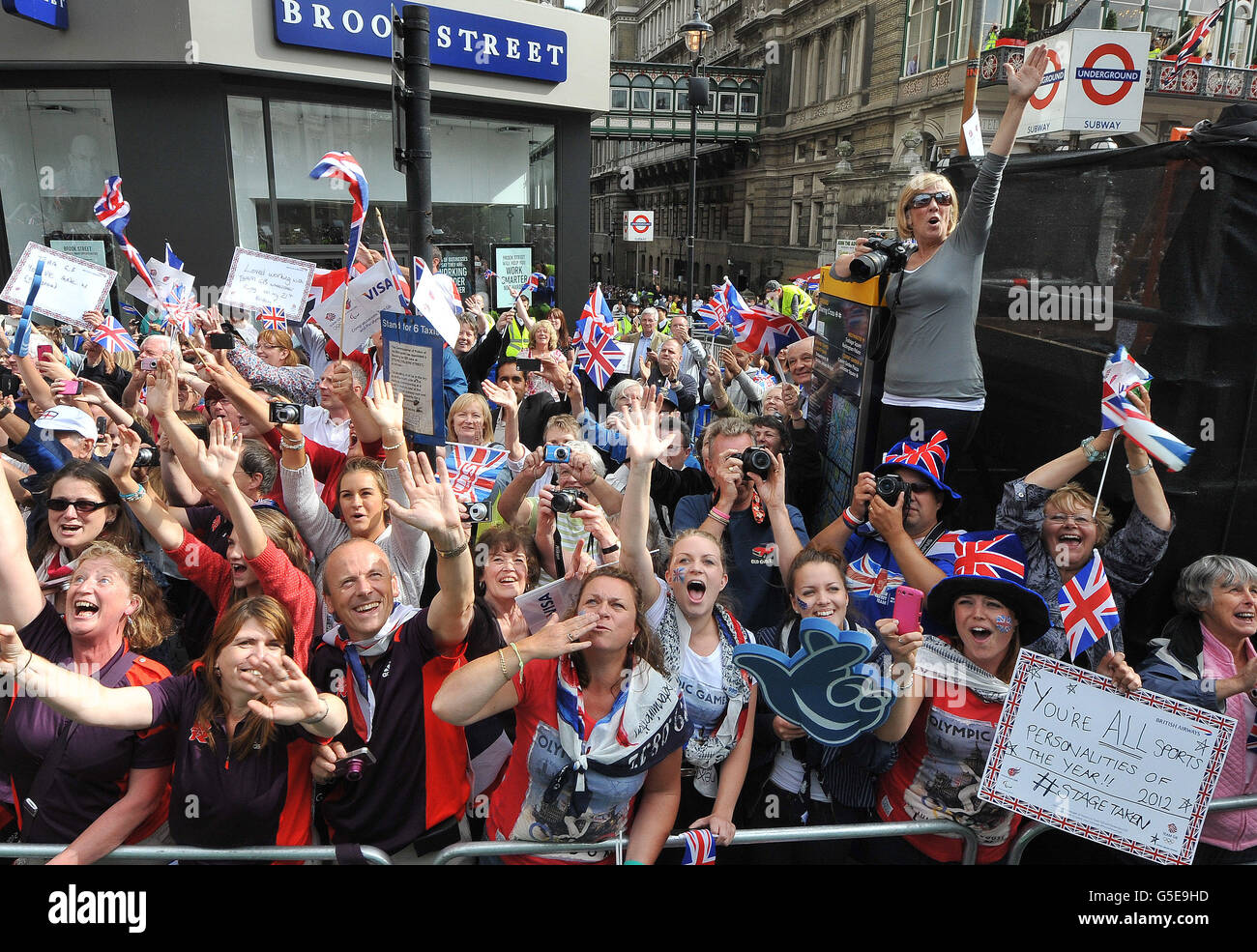 Crowd celebrating hi-res stock photography and images - Alamy
