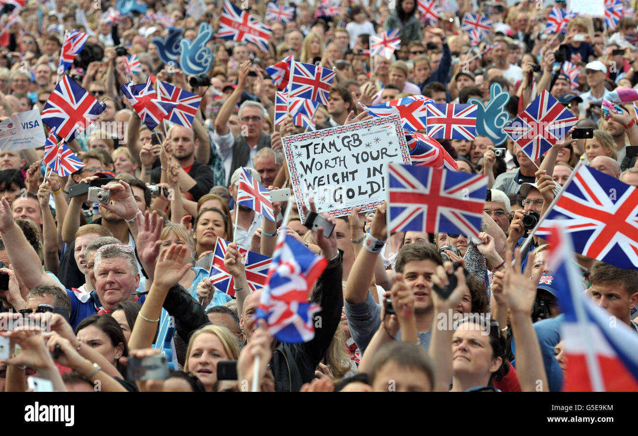 The crowd wave as the parade makes its way through London, celebrating ...