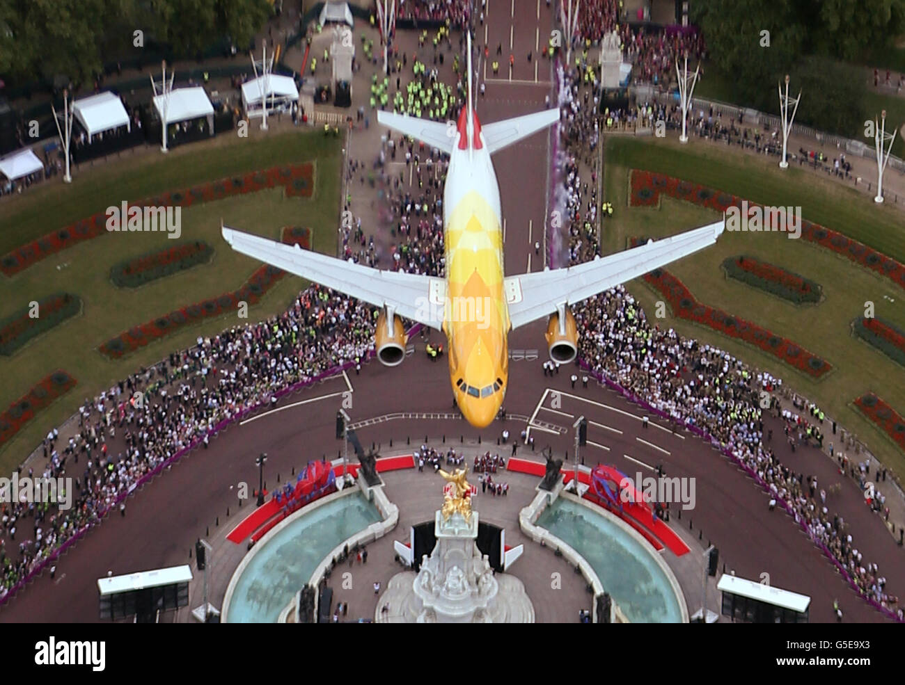 Flies over buckingham palace hi-res stock photography and images - Alamy
