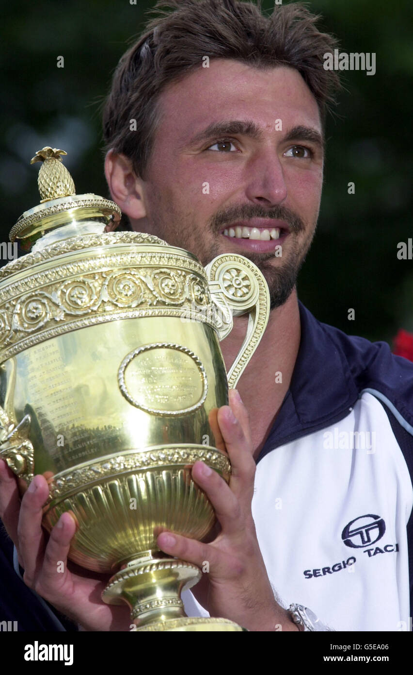 Goran ivanisevic 2001 wimbledon hi-res stock photography and images - Alamy