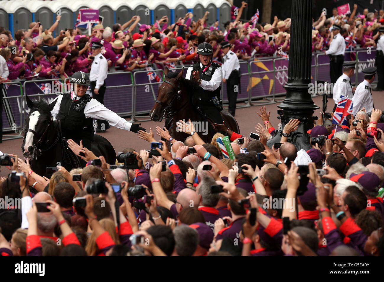 Mounted police on the mall hi-res stock photography and images - Alamy