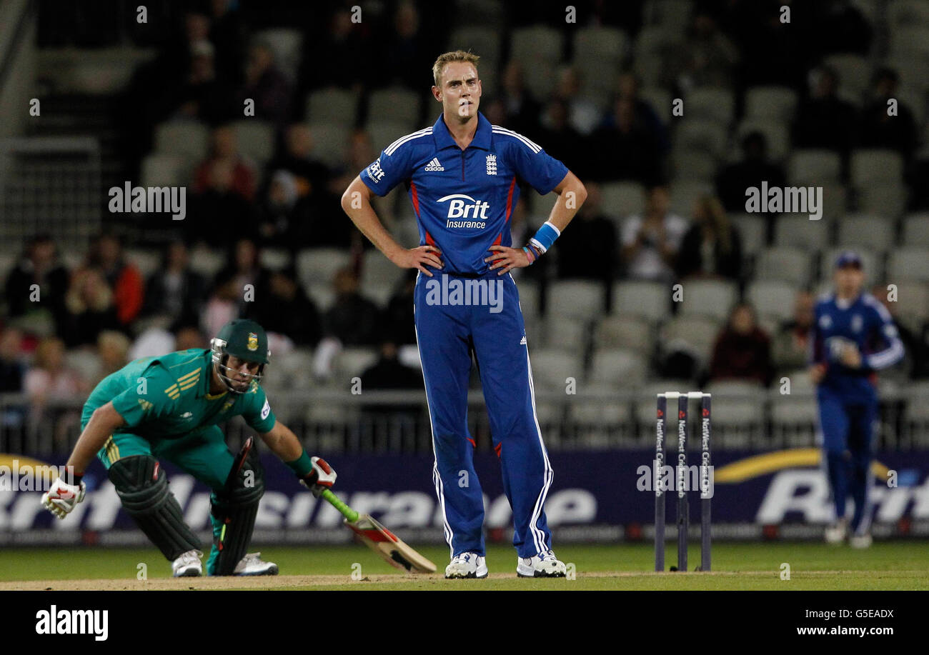 Englands stuart board reacts natwest international t match old trafford ...