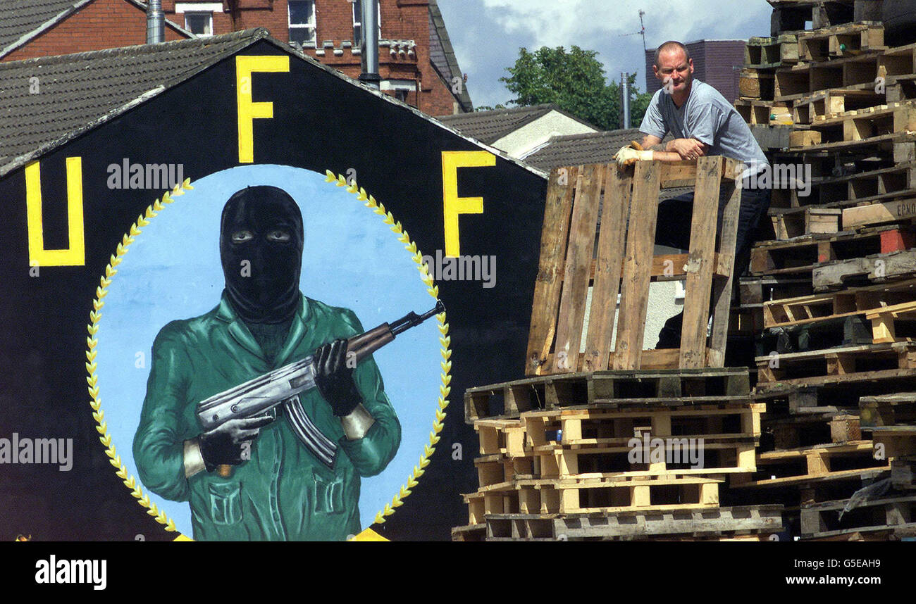A mural depicting a Loyalist gunman Ulster Freedom Fighters (UFF ...