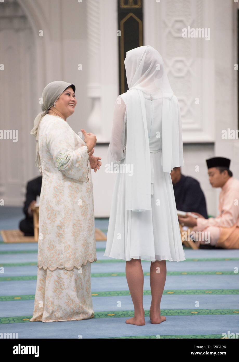 The Duchess of Cambridge visits the Assyakirin Mosque in Kuala Lumpur ...