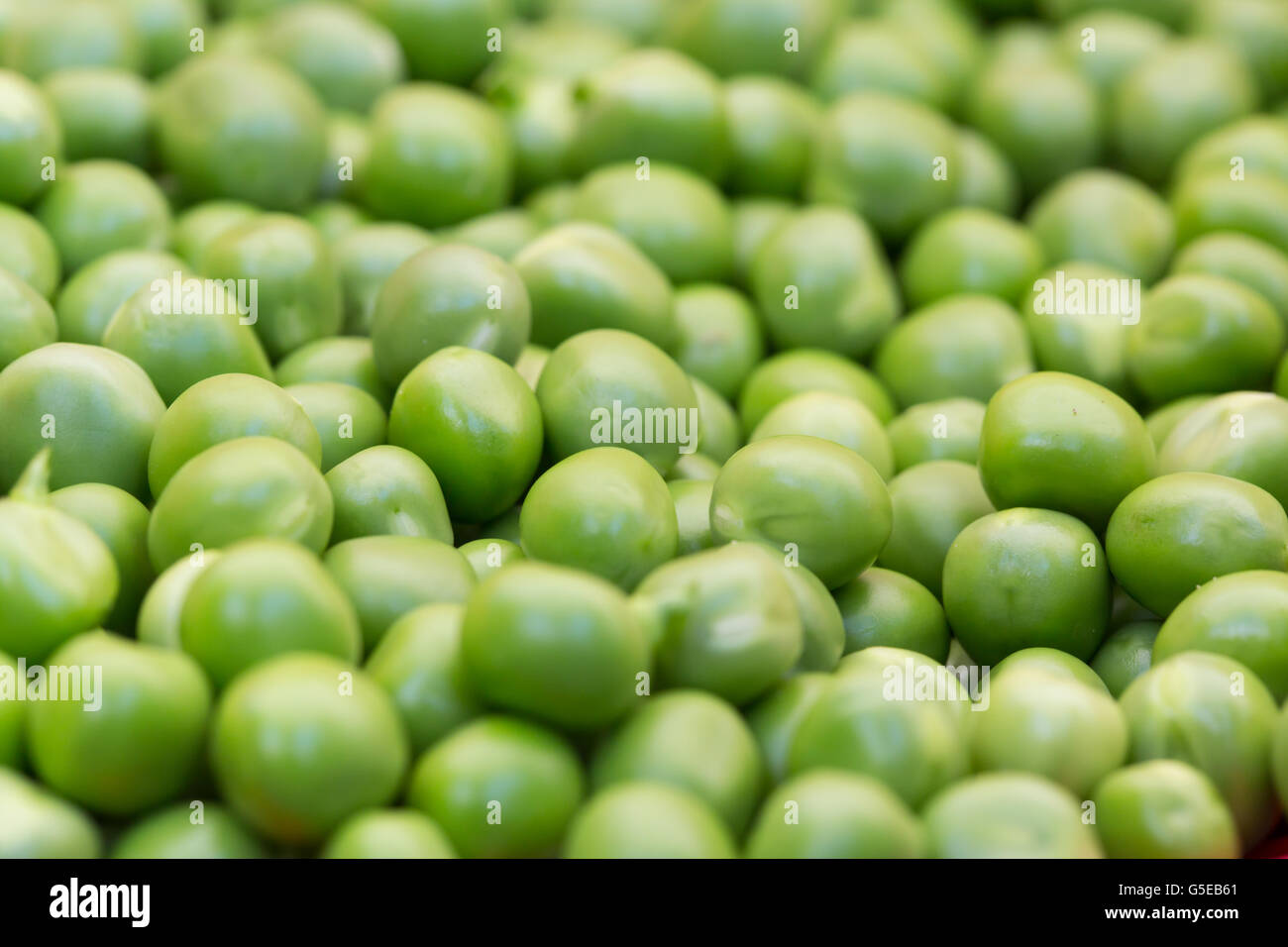 Close up of many fresh and natural green peas Stock Photo - Alamy