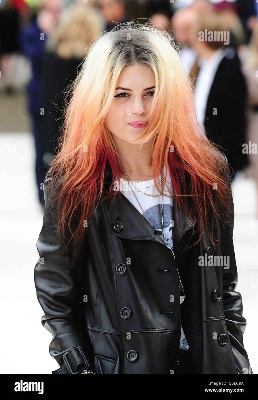 Alison Mosshart arriving for the show at Kensington Gardens Stock Photo ...