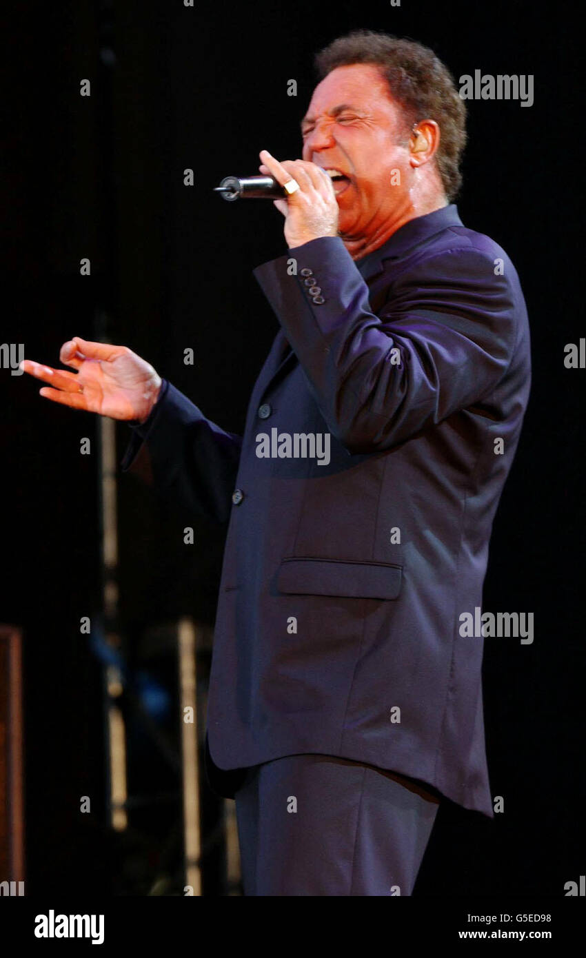 Music celebrity singing performing blue suit microphone tom jones hi ...