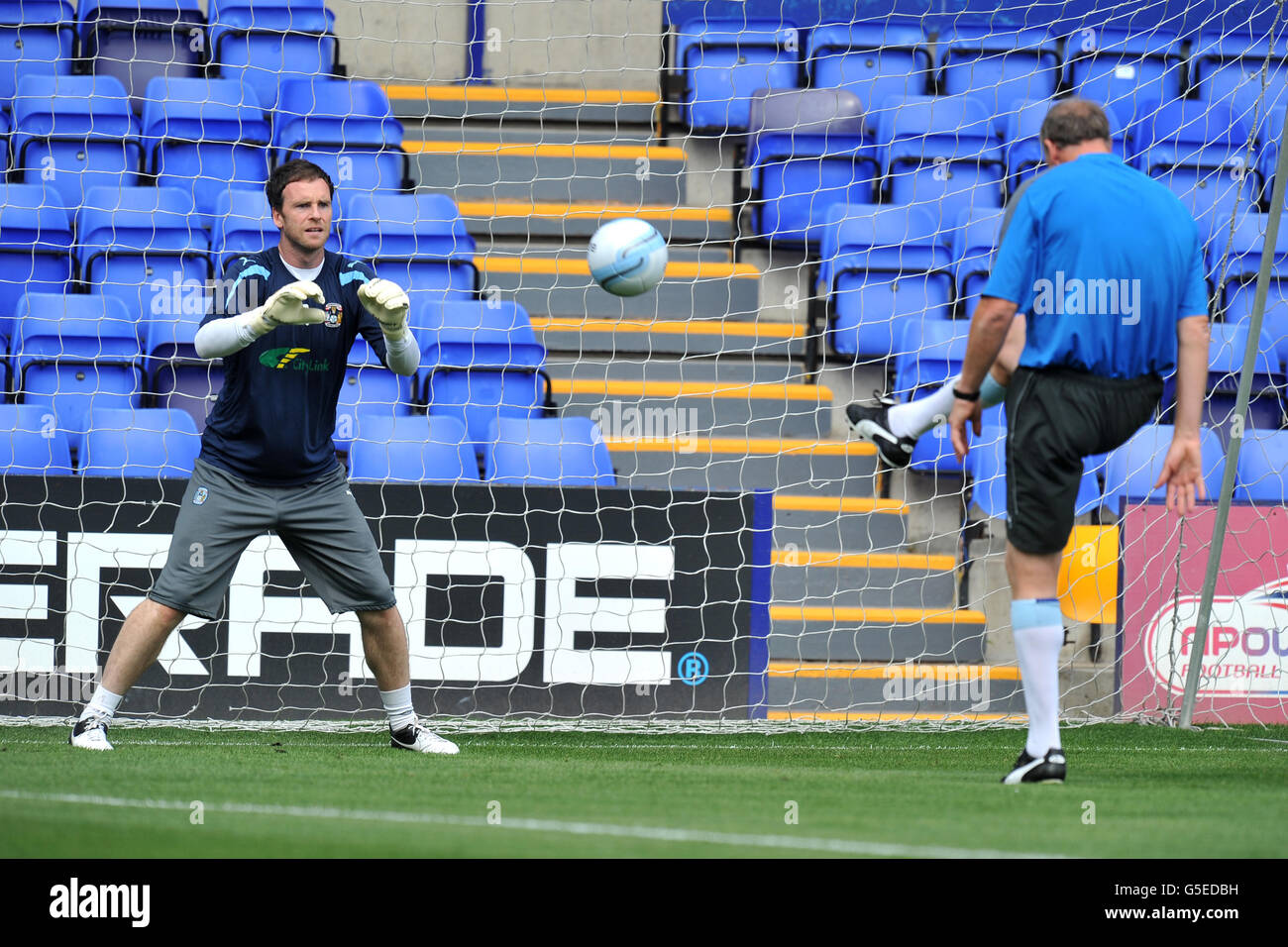 Coventry city goalkeeper joe murphy hi-res stock photography and images ...