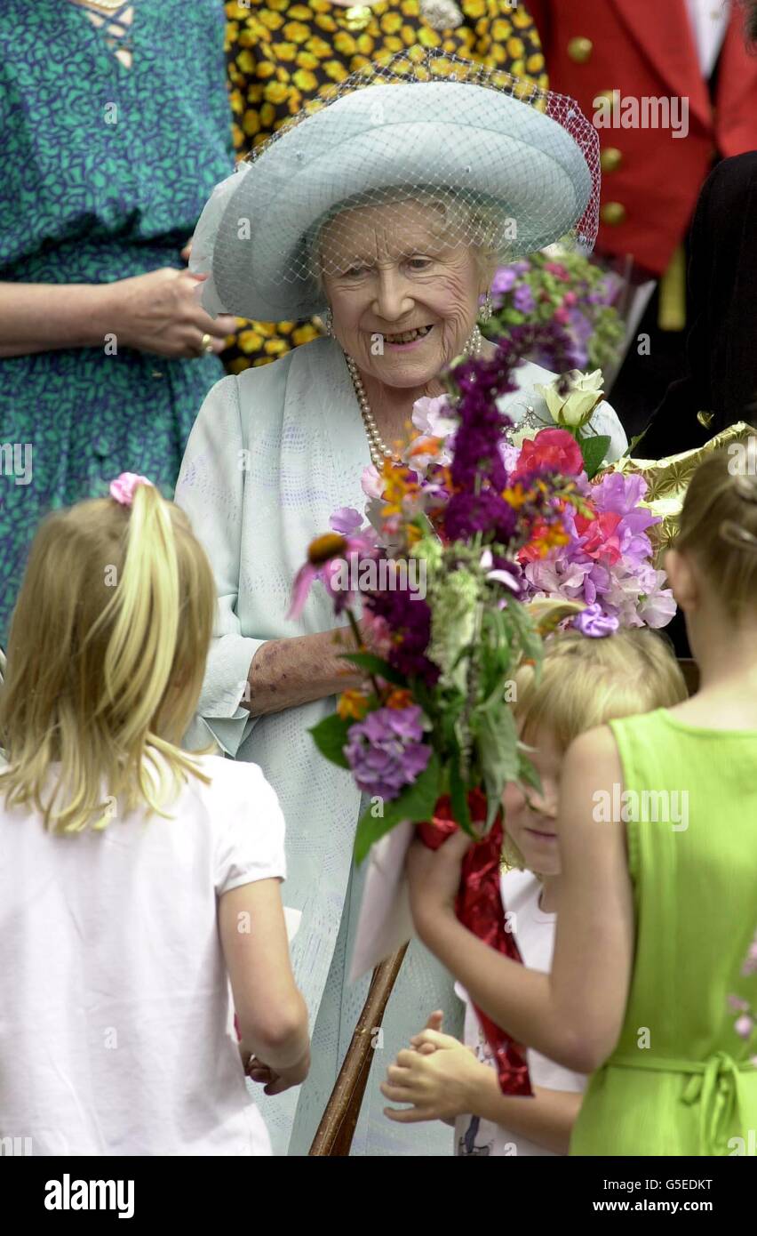 The Queen Mother101st Birthday. The Queen Mother meets chidren outside ...