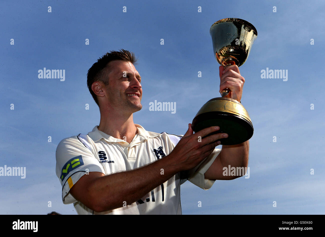 Warwickshire's captain Jim Troughton celebrates winning the LV County ...