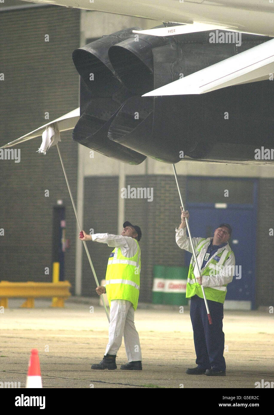 Ground engineers cleaning Concorde at the British Airways engineering ...