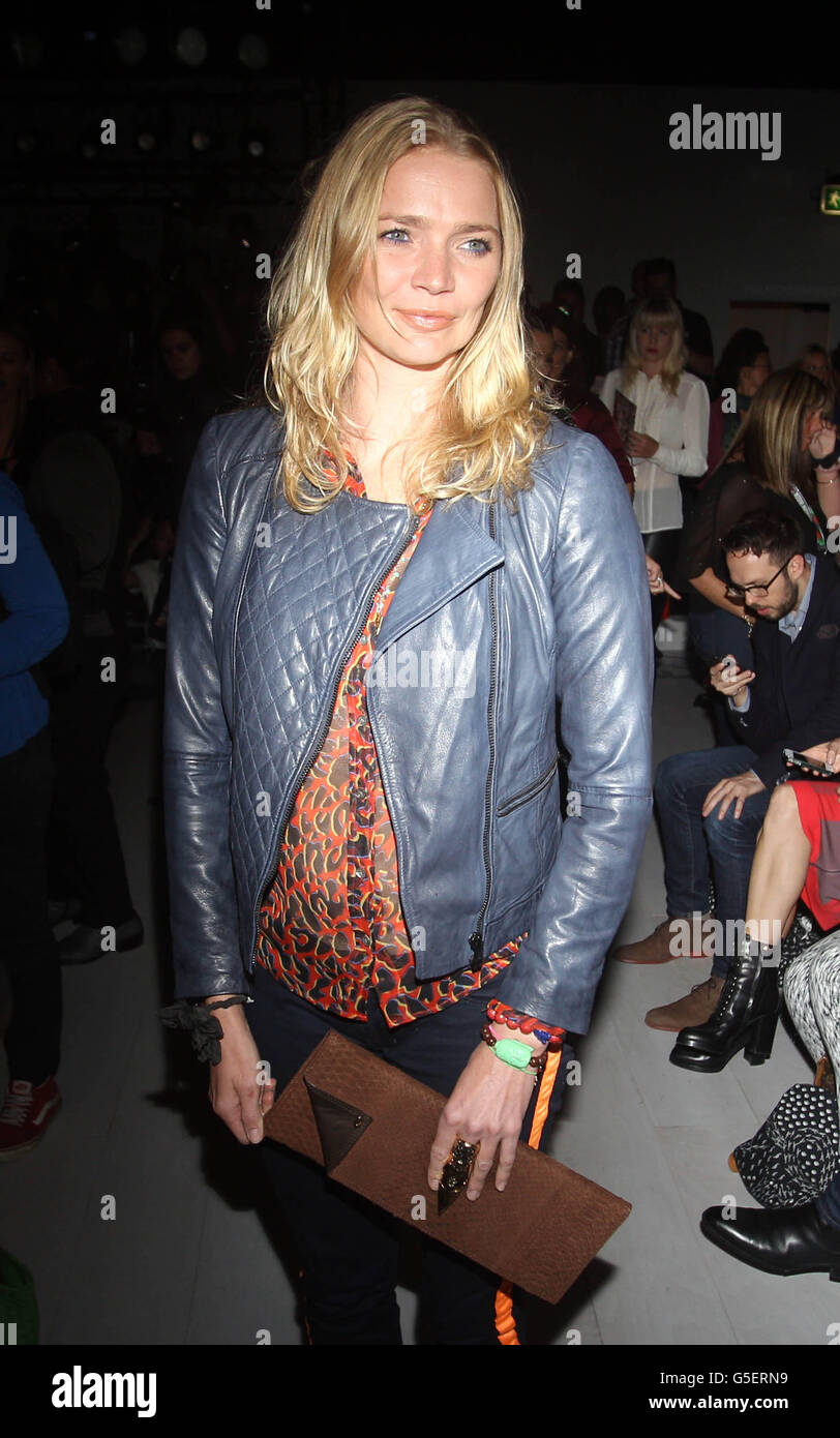 Jodie kidd issa fashion show hi-res stock photography and images - Alamy