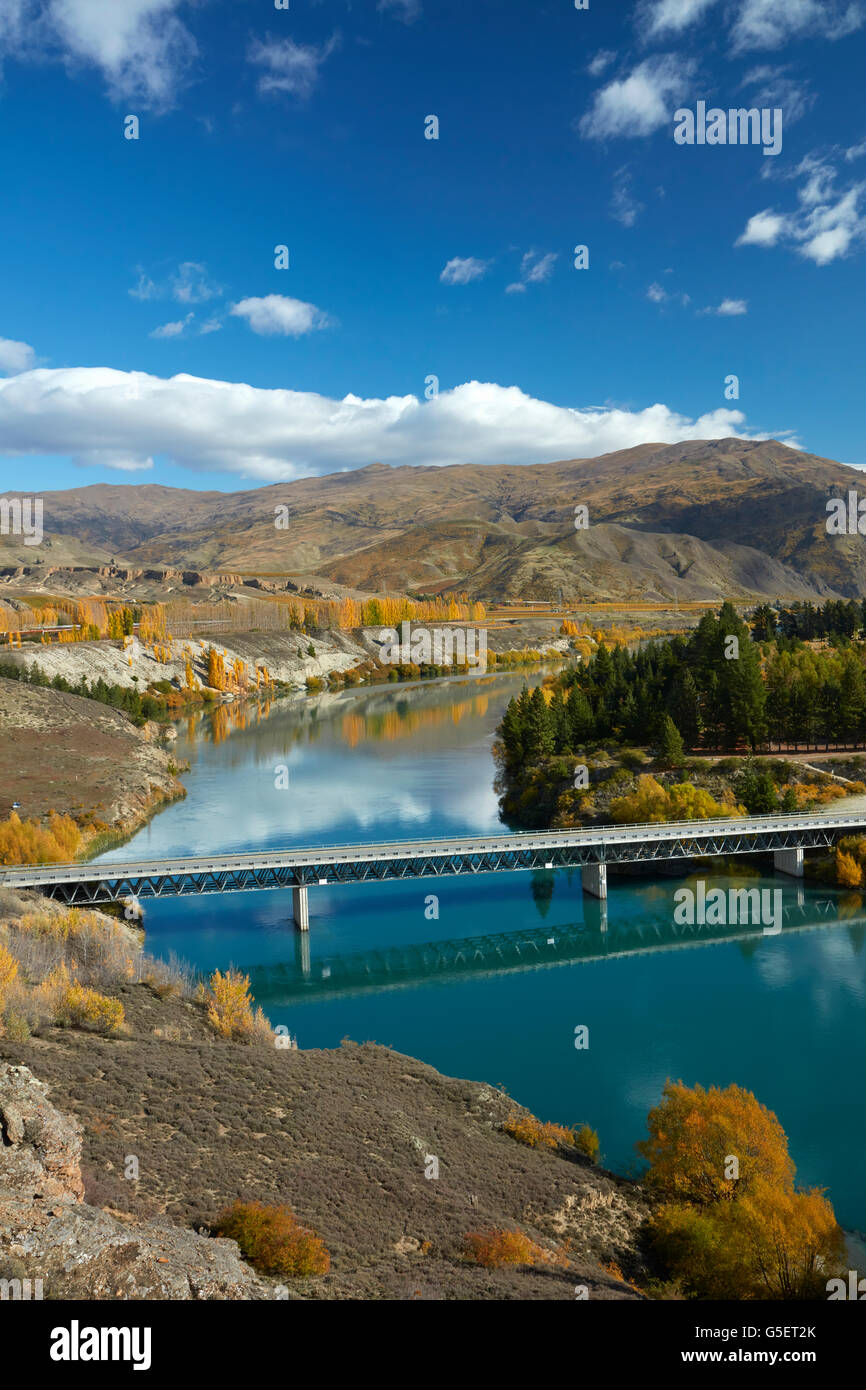Bannockburn Bridge, and Kawarau Arm, Lake Dunstan, Bannockburn, near ...
