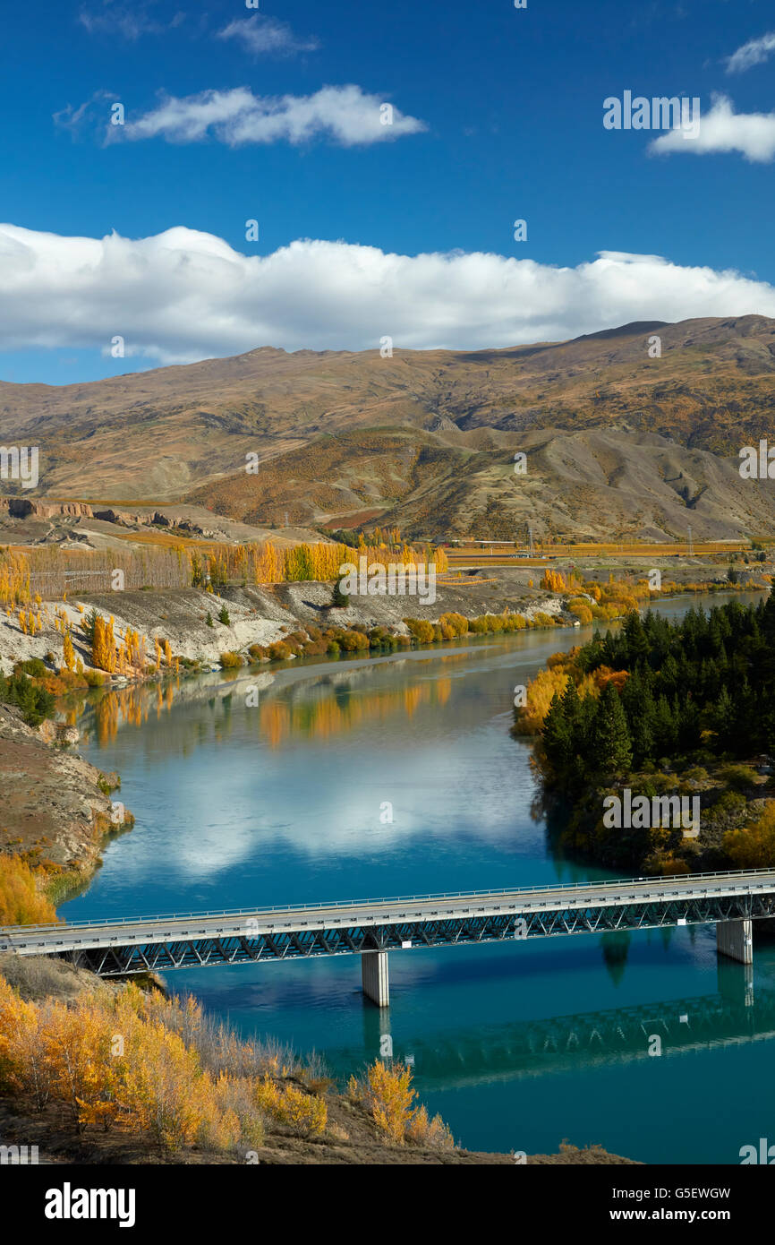 Bannockburn Bridge, and Kawarau Arm, Lake Dunstan, Bannockburn, near ...