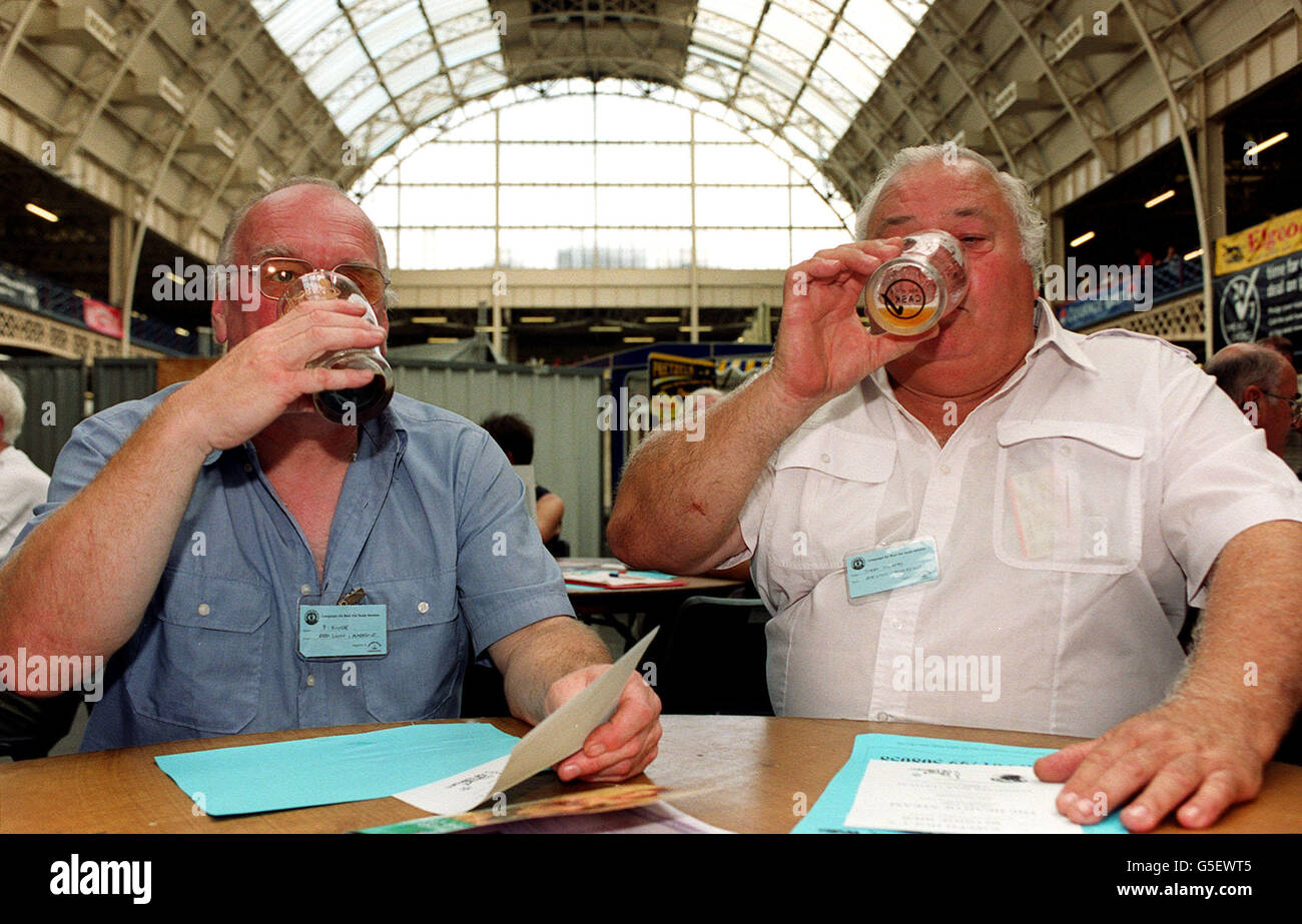 Peter Kinge (L) and his friend Terry Vickers from The Red Lion public ...