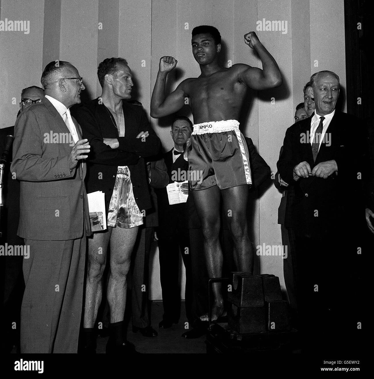 Henry Cooper To Fight Cassius Clay Stock Photos & Henry Cooper To Fight ...