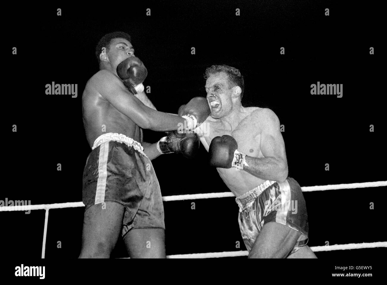 Boxing - Heavyweight - Cassius Clay v Henry Cooper Stock Photo - Alamy