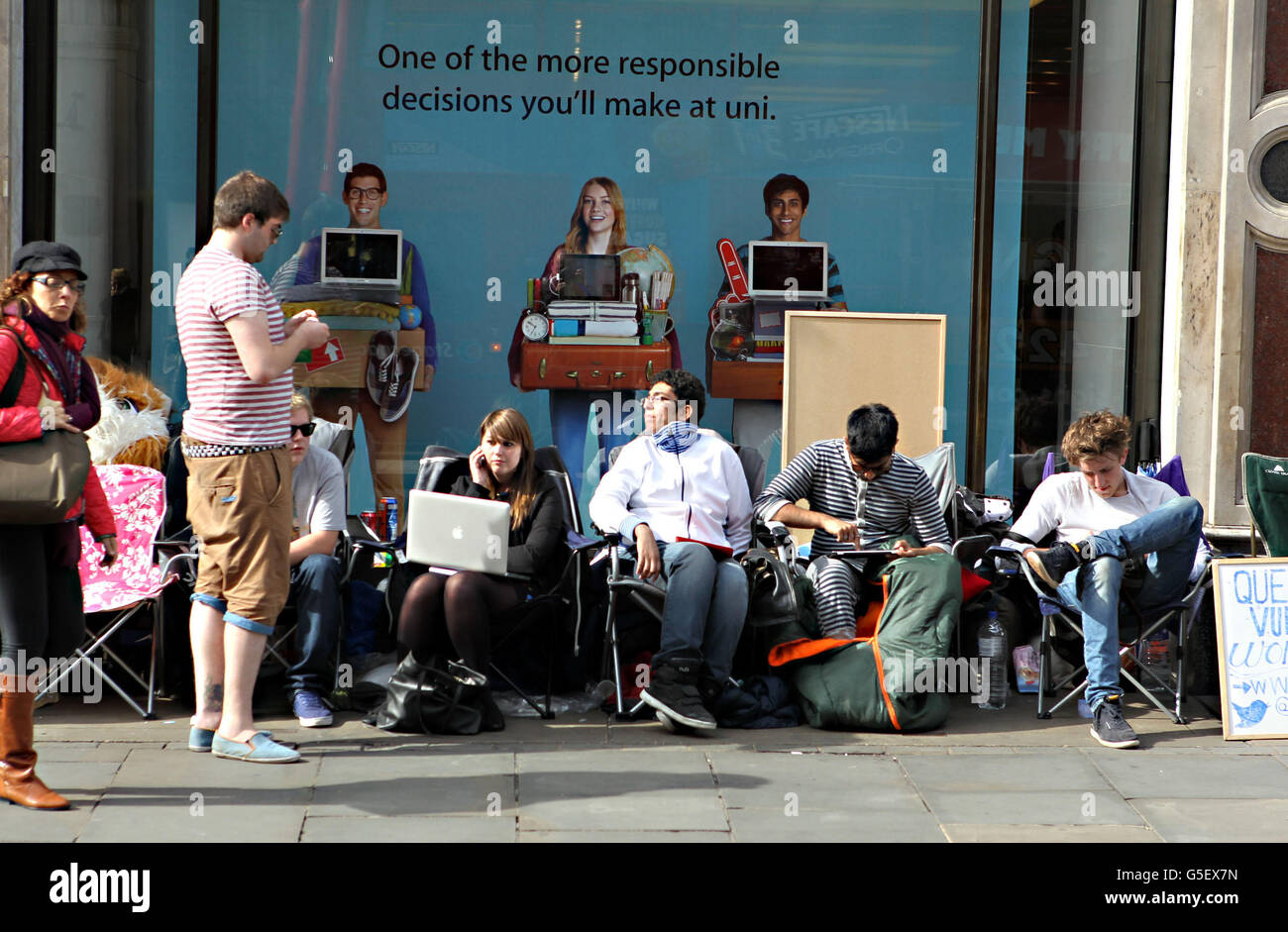 Apple store queues hi-res stock photography and images - Alamy
