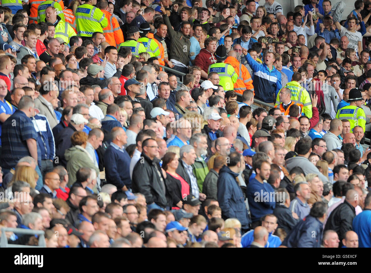 Chanting football crowd hi-res stock photography and images - Alamy