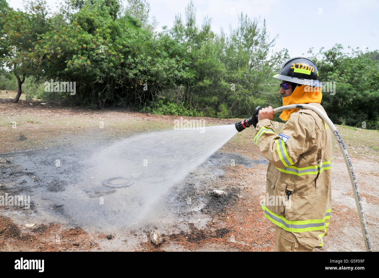 Extinguishes extinguishing extinguish hi-res stock photography and ...