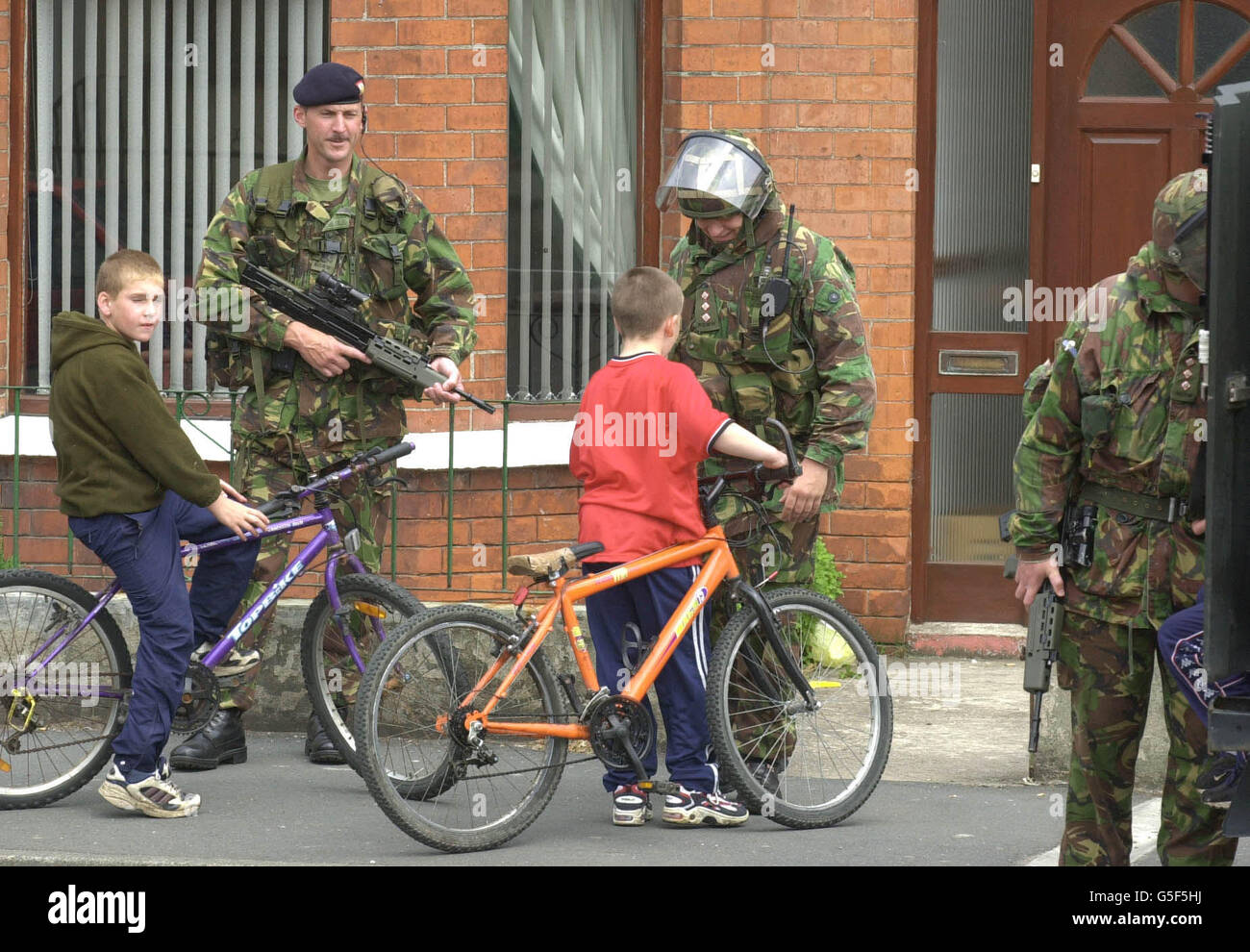 Soldiers of the British Army on patrol in Garvaghy Road, Portadown. As ...