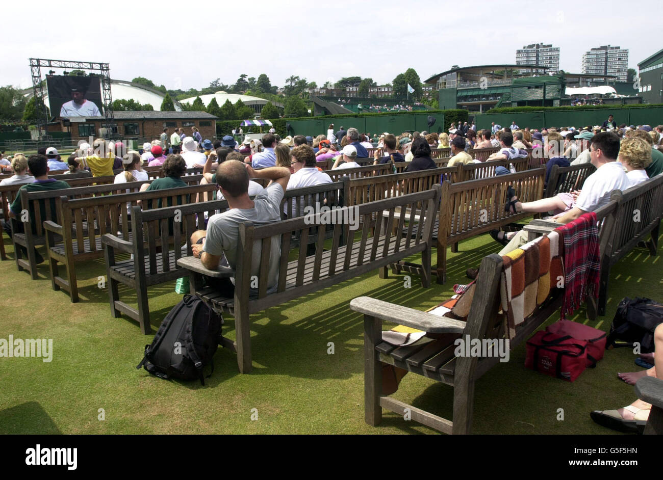 Wimbledon 2001 fans hi-res stock photography and images - Alamy