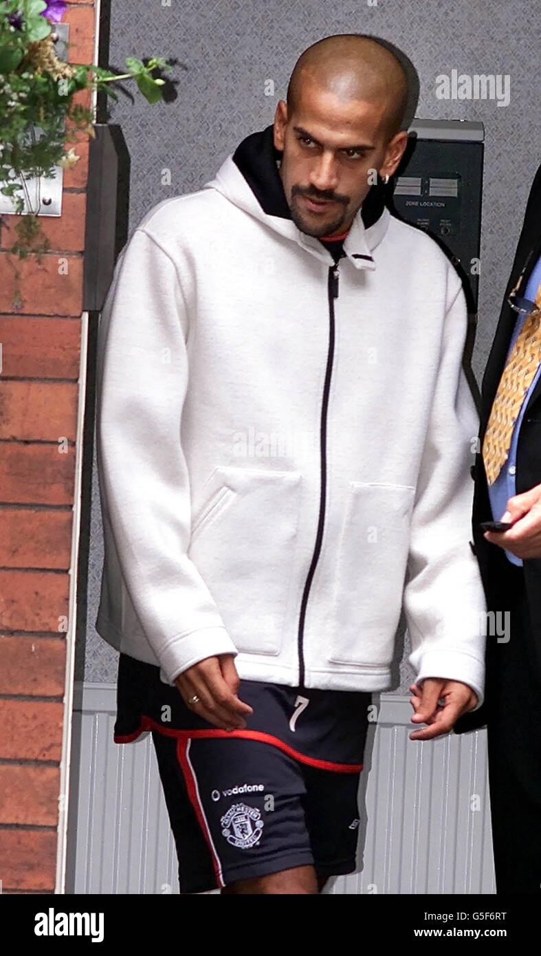 New Manchester United signing Juan Veron leaves the Alexander Hospital ...