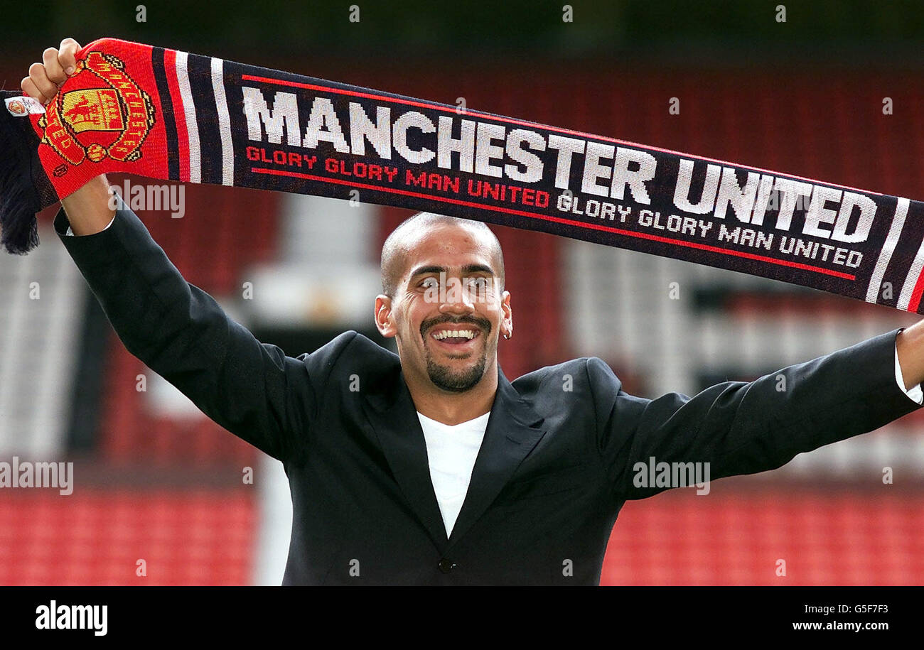 Manchester United's new signing Juan Sebastian Veron poses for ...