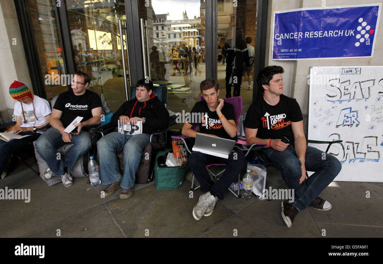 Iphone release line hi-res stock photography and images - Alamy