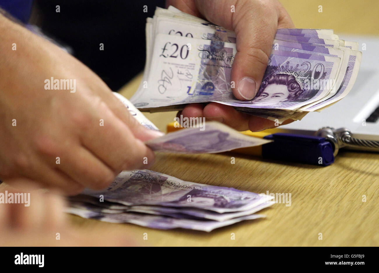 Apple store workers hi-res stock photography and images - Alamy
