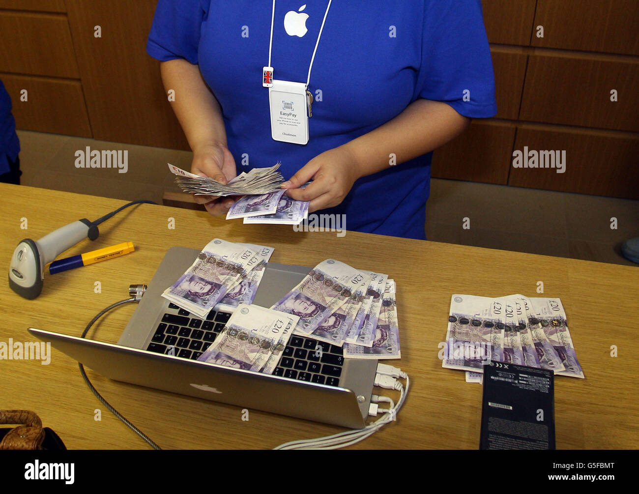 Apple store workers hi-res stock photography and images - Alamy