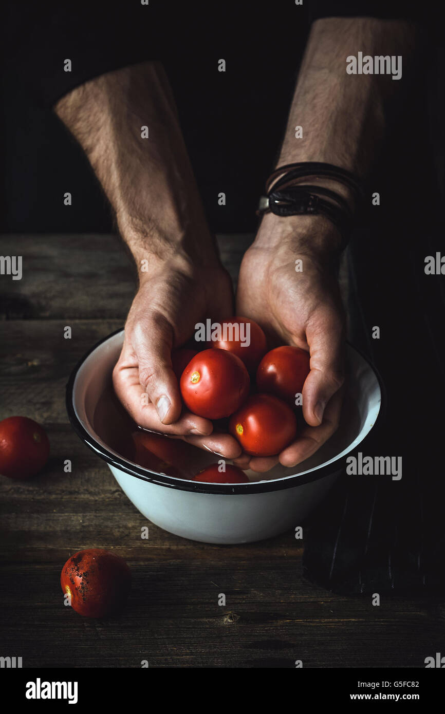 Male chef washing tomatoes. Tomatoes in hands Stock Photo - Alamy